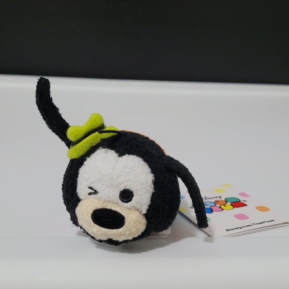 Disney | Other | Disney Store Wink Goofy Tsum Tsum Plush 35 Face ...